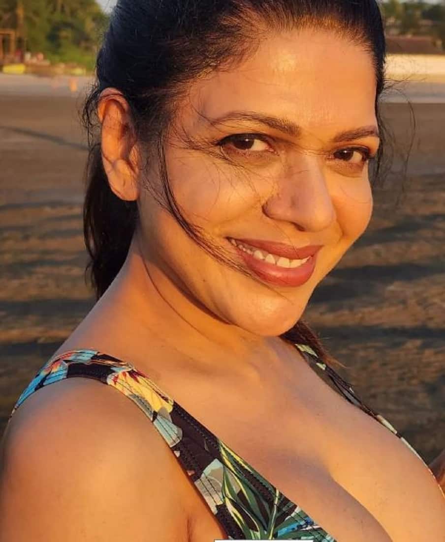 শাড়ি ছেড়ে একেবারে বিকিনি-তে 'মিতুলের শাশুড়ি'! গোয়ার বিচে এ যেন এক অন্য নন্দিনী! | bengali-tv ...