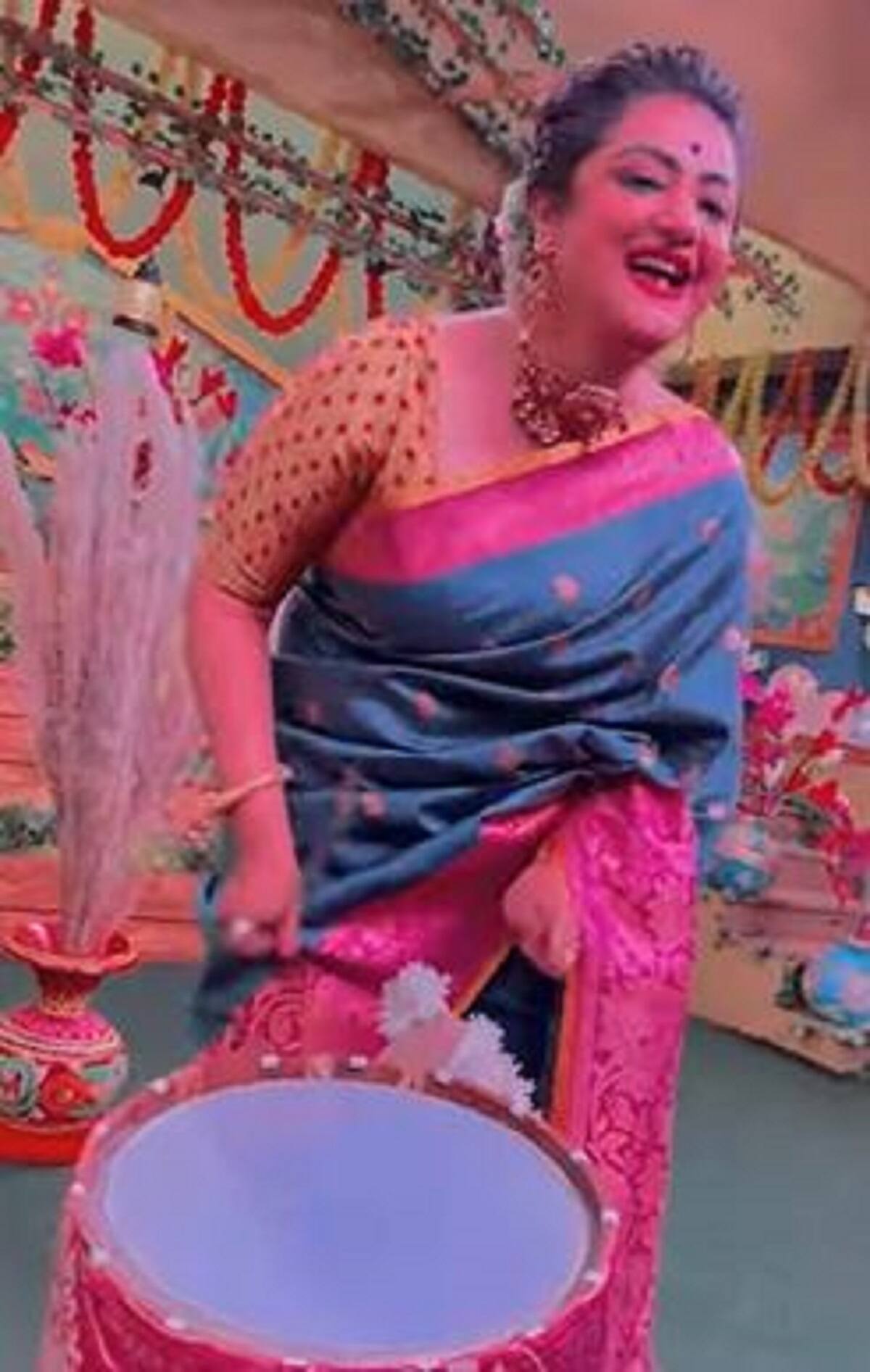 "তুমি আমার চিরদিনের"...হাতে শাঁখা পলা রুলি পরে স্বামী সোহাগ রান্নাঘরের ...