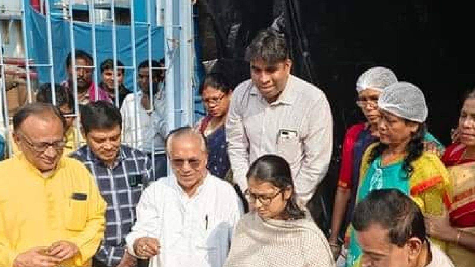 minister swapan debnath in bardhaman hospital canteen, বর্ধমান ...