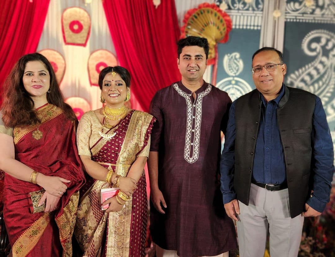 লাল শাড়িতে পহেলিকে লুকিয়ে দেখছেন শতরূপ! বিয়ের মিষ্টি মুহূর্ত ফাঁস ...