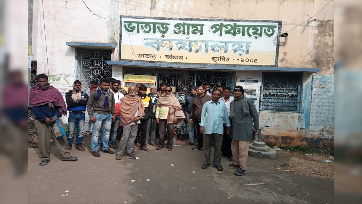দীর্ঘদিন রাস্তা অসমাপ্ত, বর্ধমানের ভাতার পঞ্চায়েতে তালা ঝুলিয়ে ...