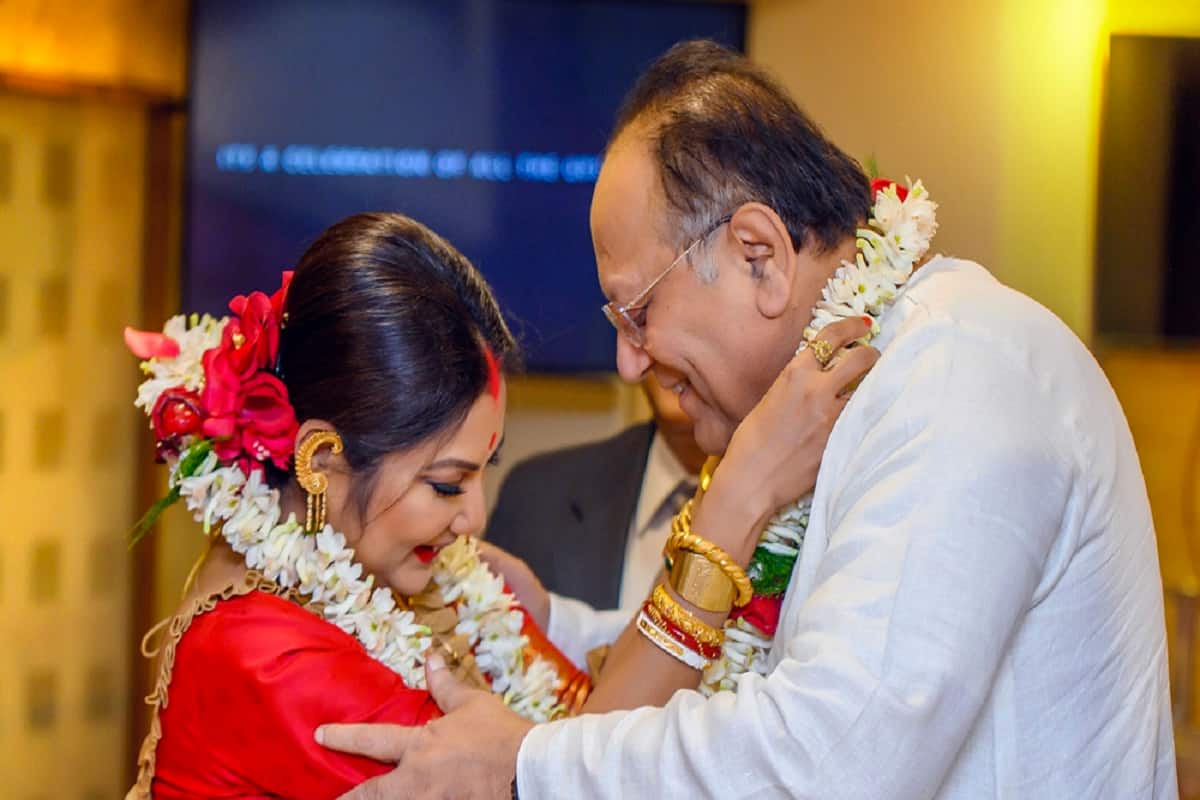 বয়স শুধুই সংখ্যা মাত্র, প্রেম মানেনা কোনও বাঁধা, দোলন-দীপঙ্করের বিয়ের বয়স ৩ – News18 বাংলা