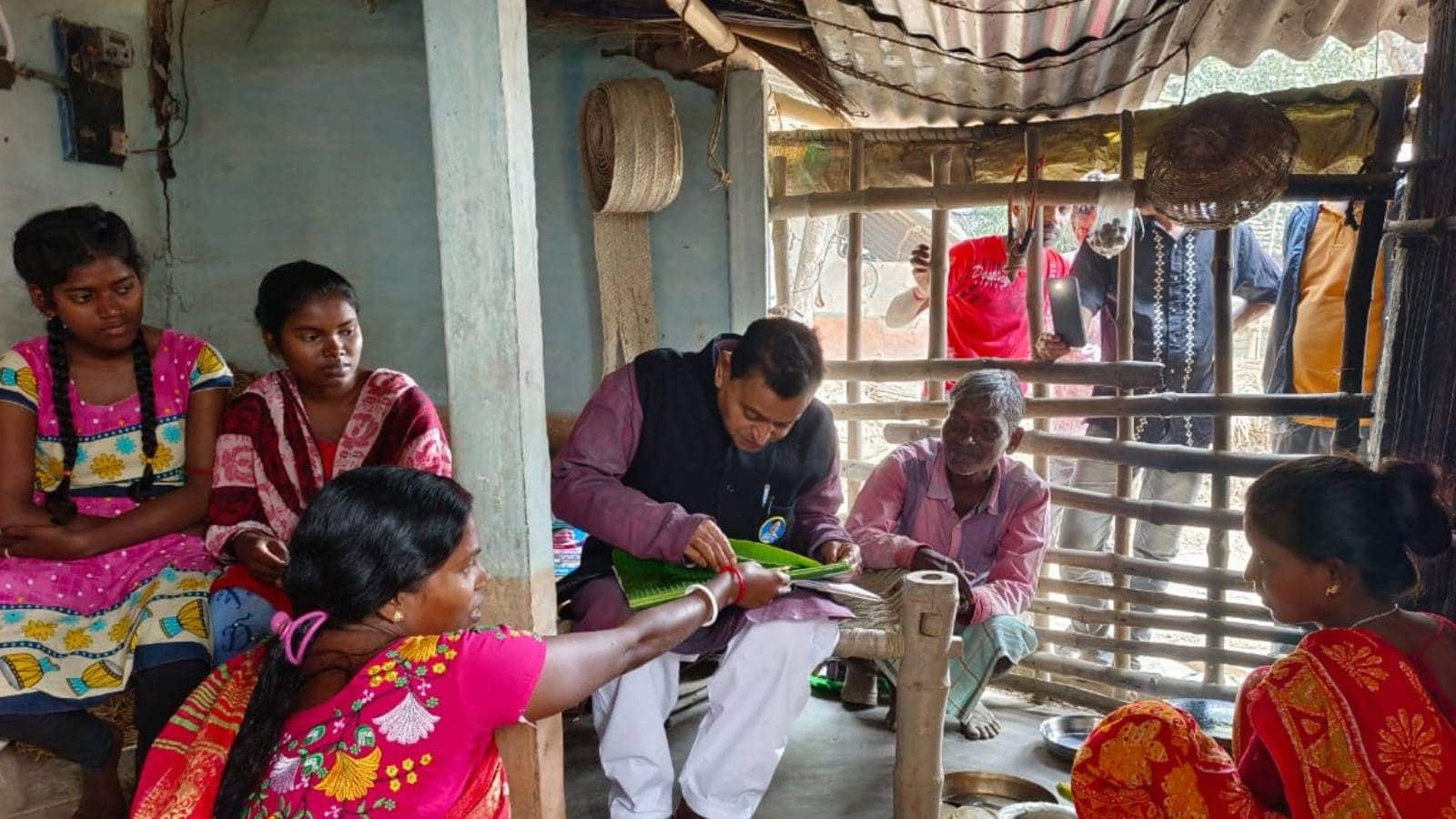 Swapan Debnath : অভাব অভিযোগ লিখে নিলেন খাতায়,আদিবাসী পরিবারের হেঁসেলে ...