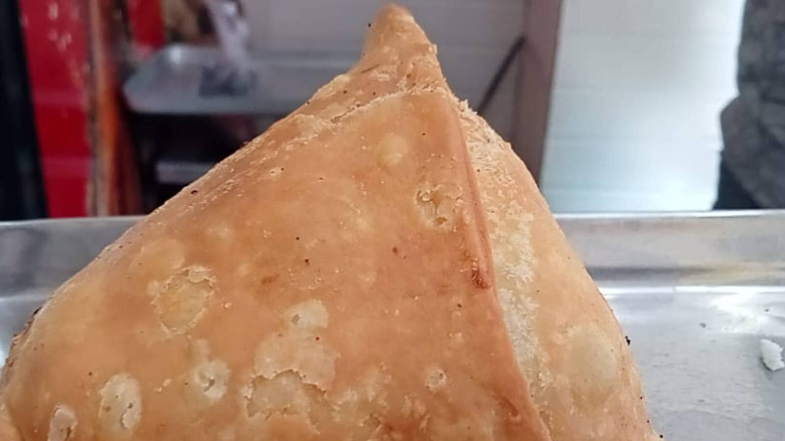 Biggest Samosa: একটা জাম্বো শিঙাড়া ২৫ টাকা! ৭০ বছরের পুরনো দোকানের ...