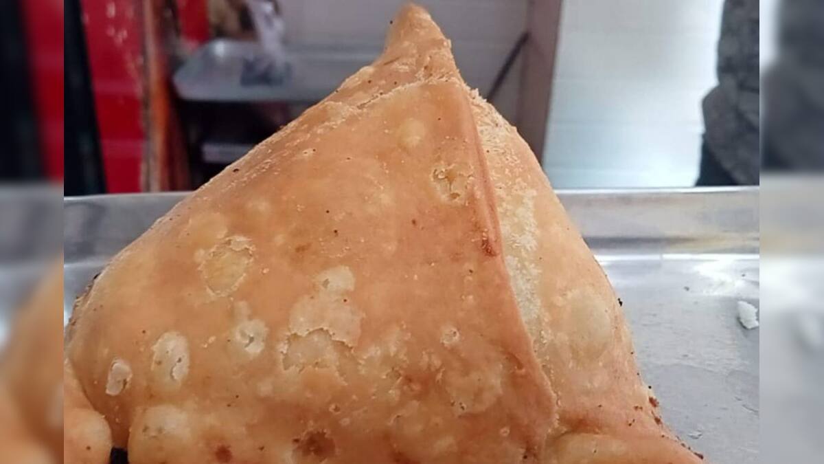 Biggest Samosa: একটা জাম্বো শিঙাড়া ২৫ টাকা! ৭০ বছরের পুরনো দোকানের ...
