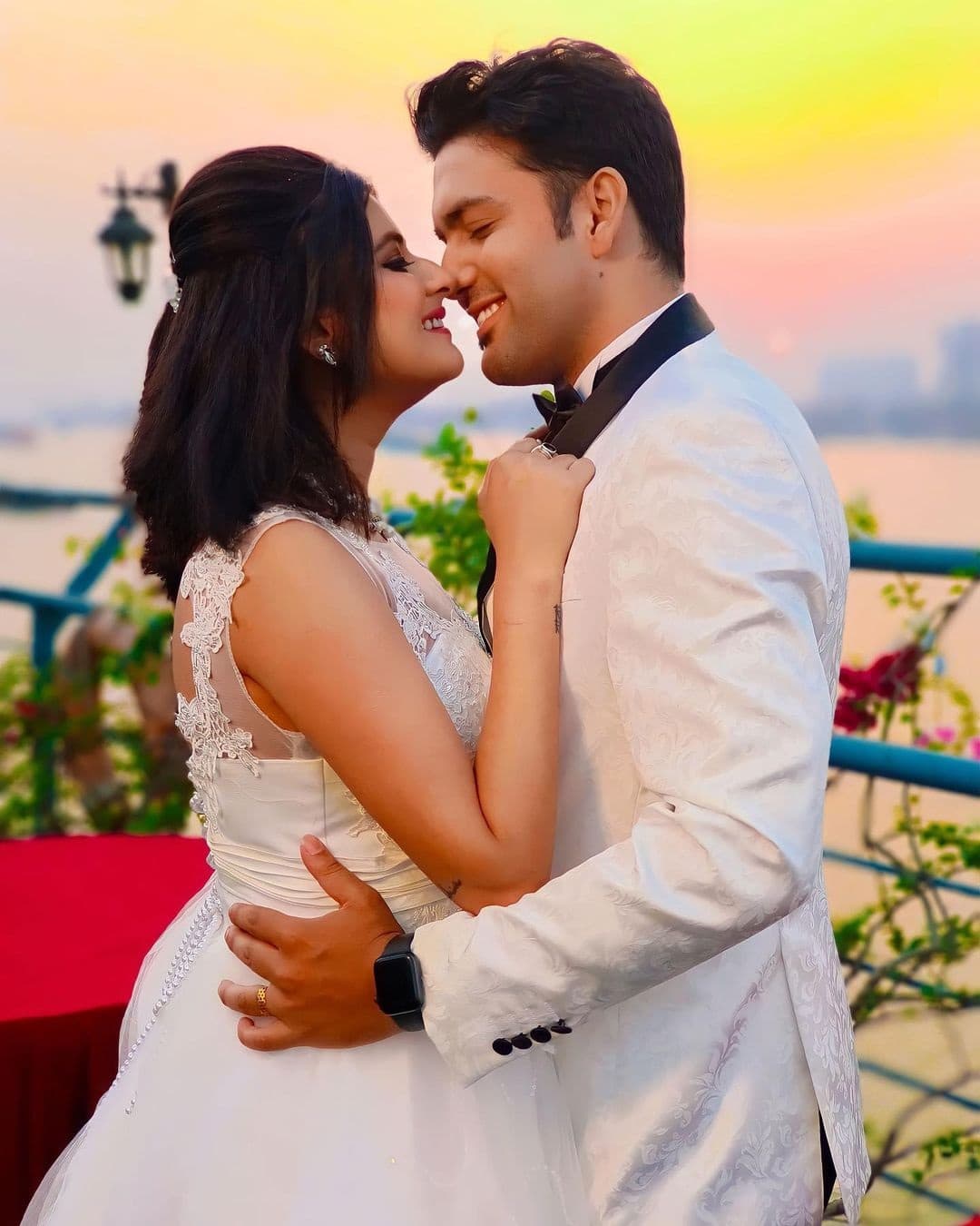 হার মানল বলিউড! রাজকীয় আসরে গাঁটছড়া বাঁধলেন অভিনেত্রী রূপসা, চিনুন ...