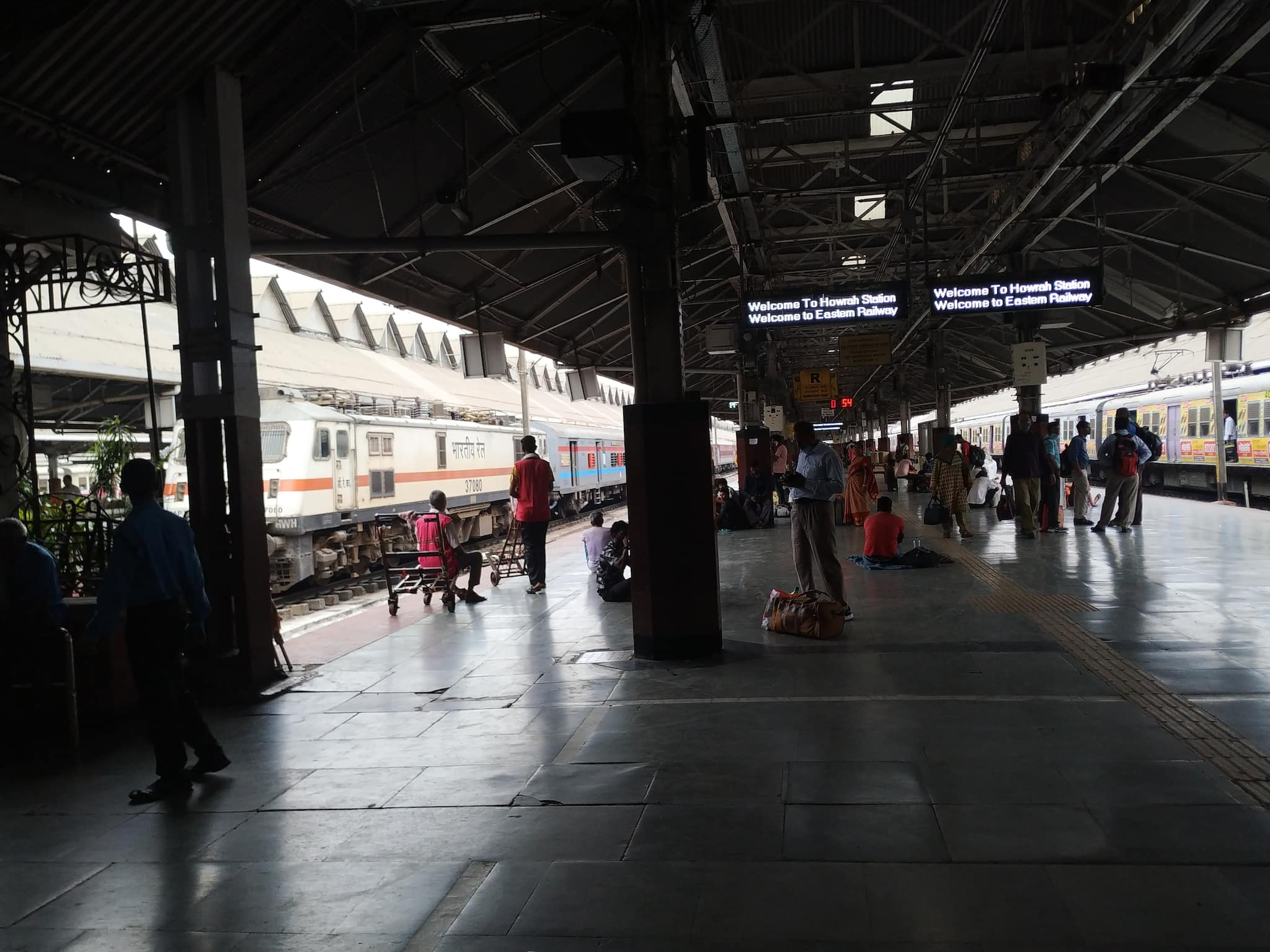 হাওড়া স্টেশনে নেই কেন '১৬ নম্বর' প্ল্যাটফর্ম? বিরাট রহস্য ফাঁস! তাজ্জব ...