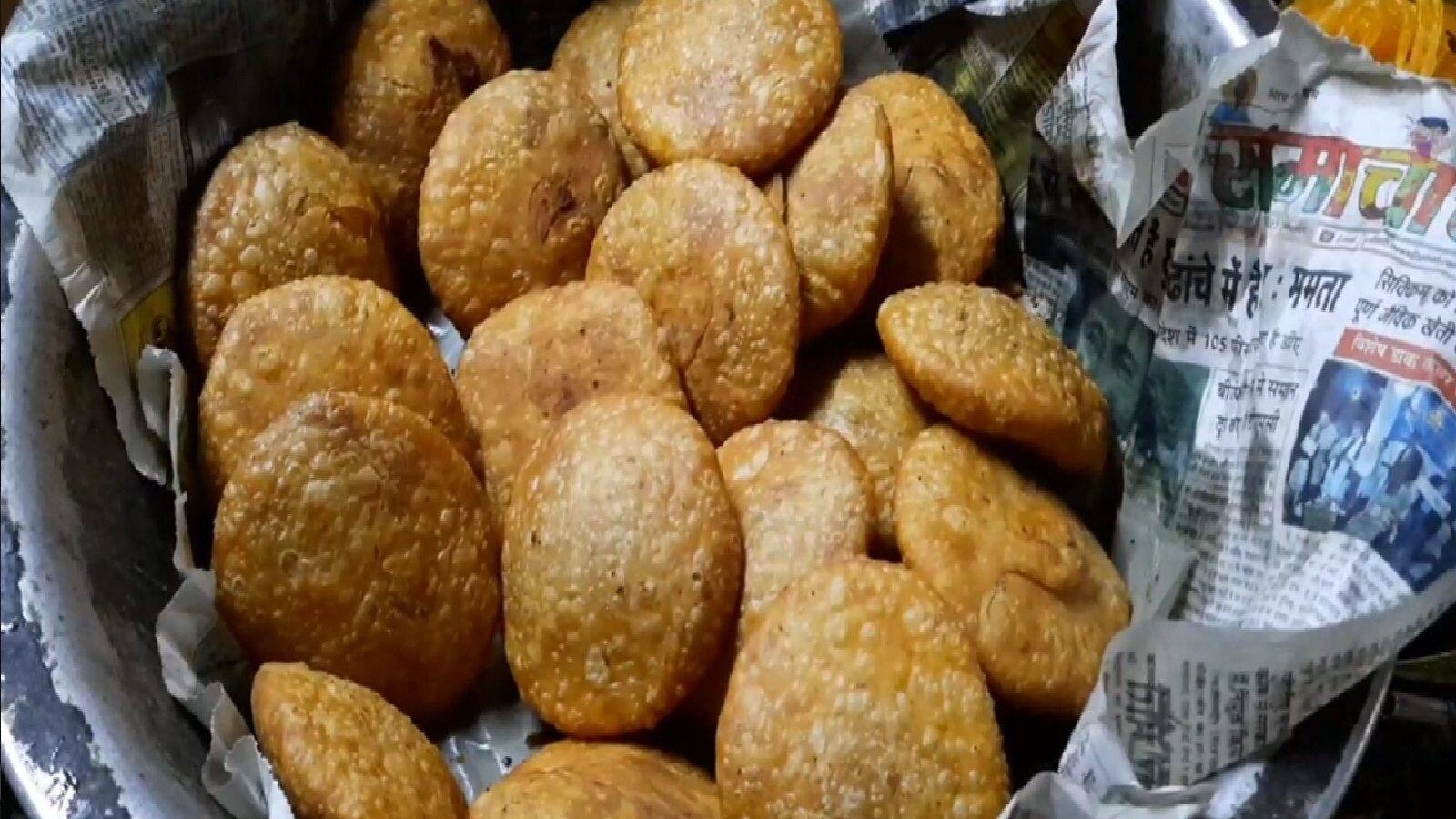 রাজস্থানের বিখ্যাত পেঁয়াজ কচুরি খেয়েছেন? মিলছে শিলিগুড়ির 'এই' দোকানে ...