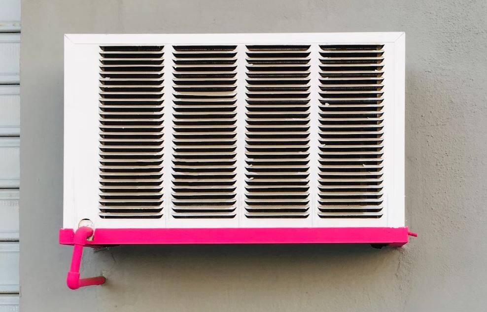 Window AC ঘরের বাইরের দিকে কেন কাত করে রাখা হয়? কারণ জানলে চমকে যাবেন – News18 বাংলা