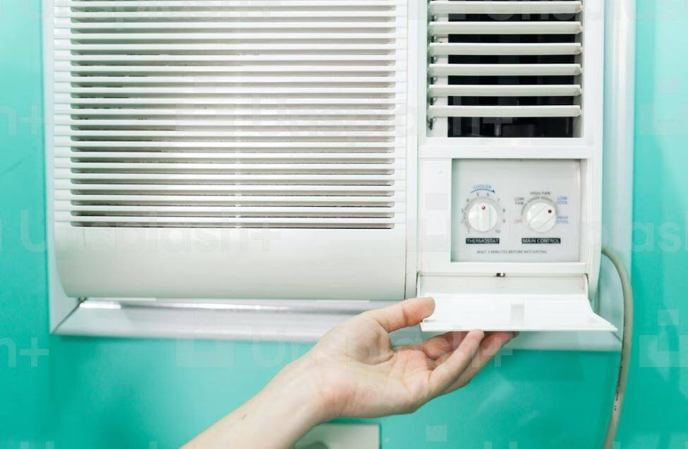 Window AC ঘরের বাইরের দিকে কেন কাত করে রাখা হয়? কারণ জানলে চমকে যাবেন – News18 বাংলা