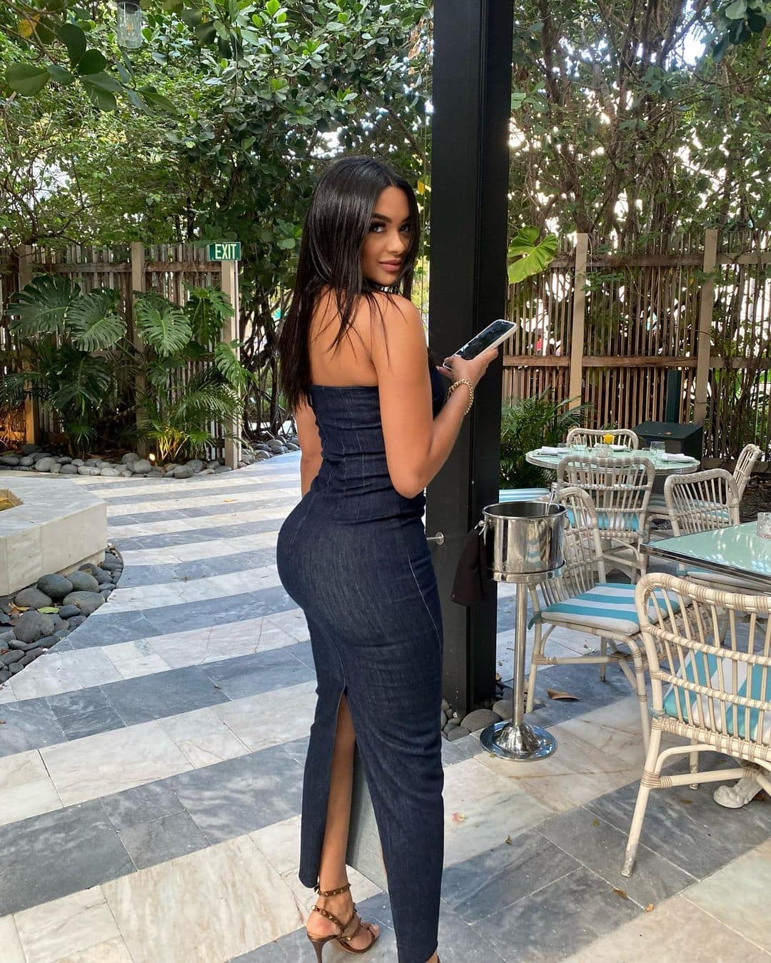 Andre Russell Wife: কলা বাগানের মধ্যে আন্দ্রে রাসেলের বউ! ফটোতে দেদার ...