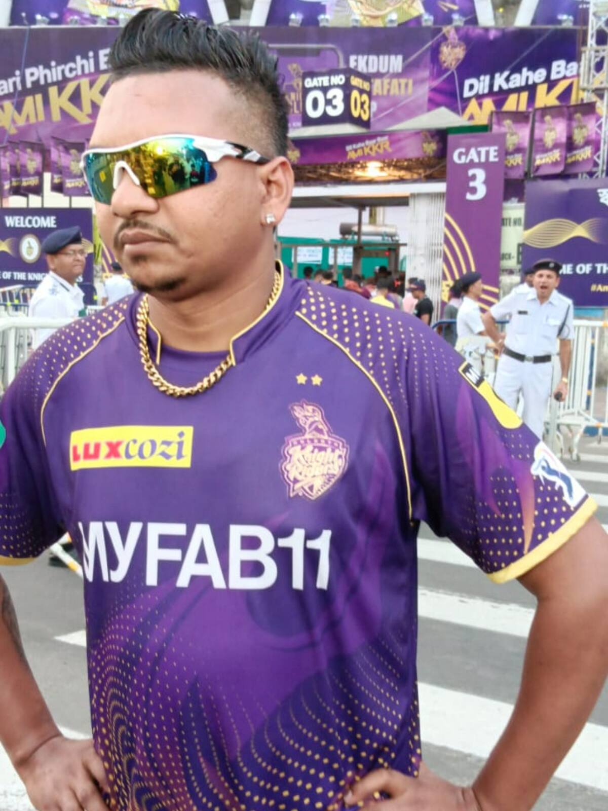 KKR vs SRH: এ কী কাণ্ড! ইডেনের সামনে রাস্তায় ঘুড়ে বেড়াচ্ছেন সুনীল ...