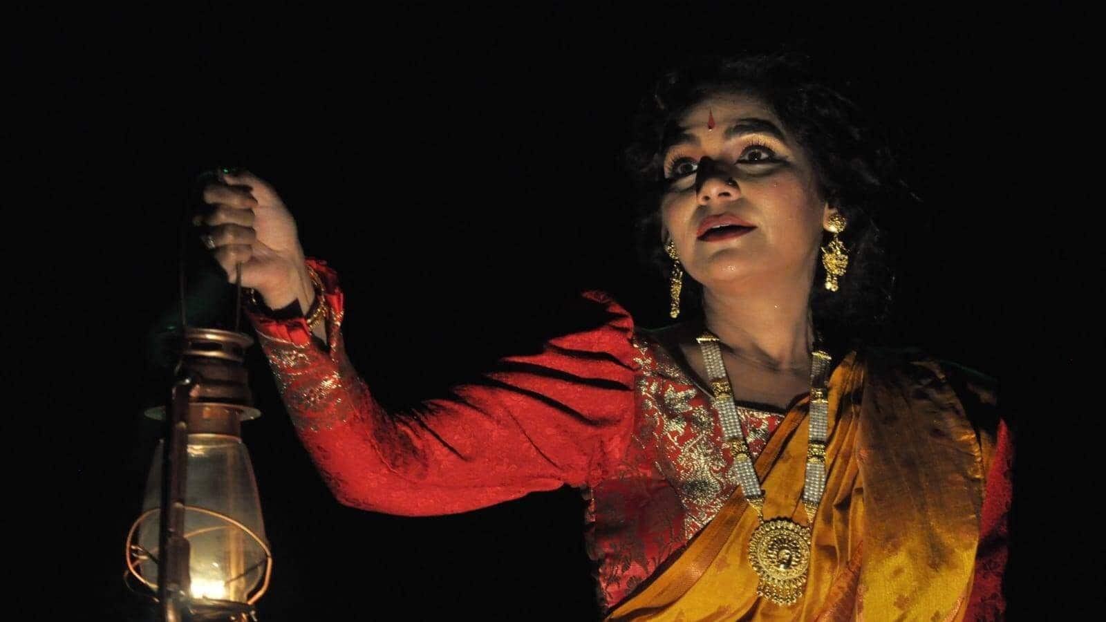 Sudipta Chakraborty as Nati Binodini: সময় পেরিয়ে বিনোদিনী দাসীর ...