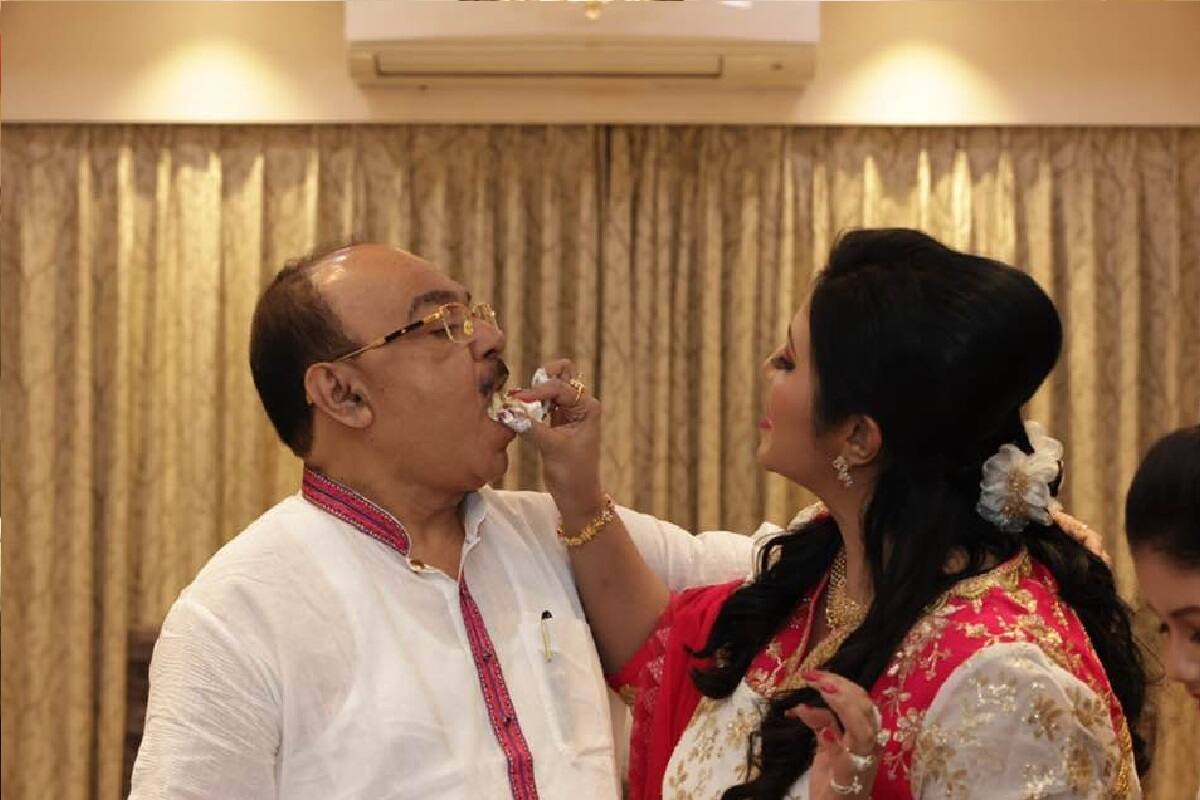 Baisakhi Banerjees birthday | কাছে টেনে জড়িয়ে নিলেন শোভন, বৈশাখীকে কী কী উপহারে ভরিয়ে দিলেন ...