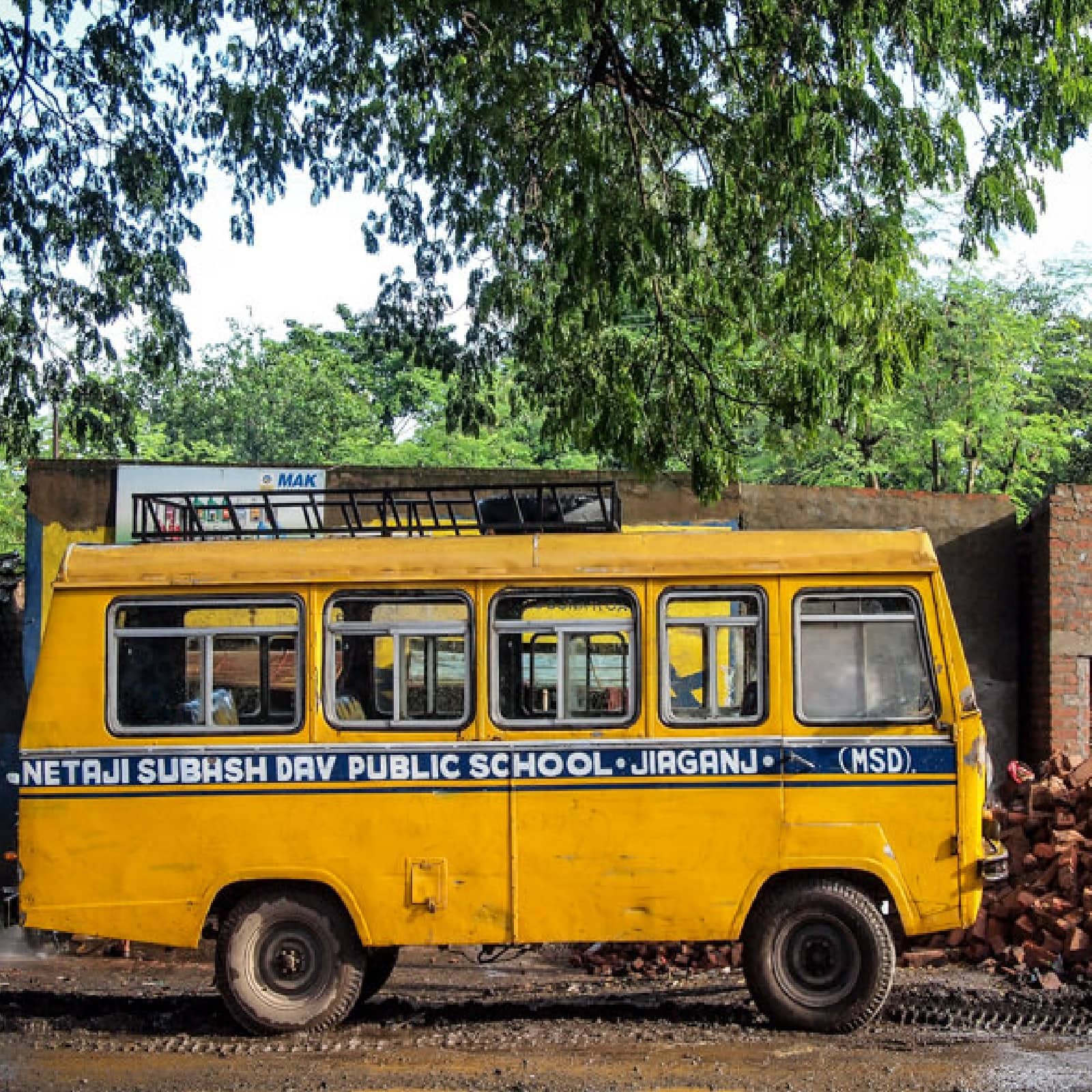 why school buses are in yellow color, স্কুল বাসের রঙ কেন হয় হলদু রঙের ...