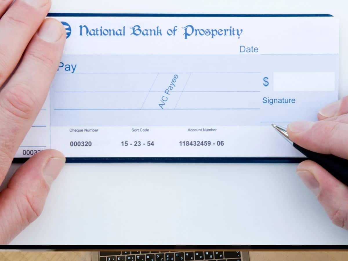 Cheque | RBI: চেক-এর কোণে কেন টানা হয় ২ টো দাগ? কারণ না জেনেই এতদিন ...