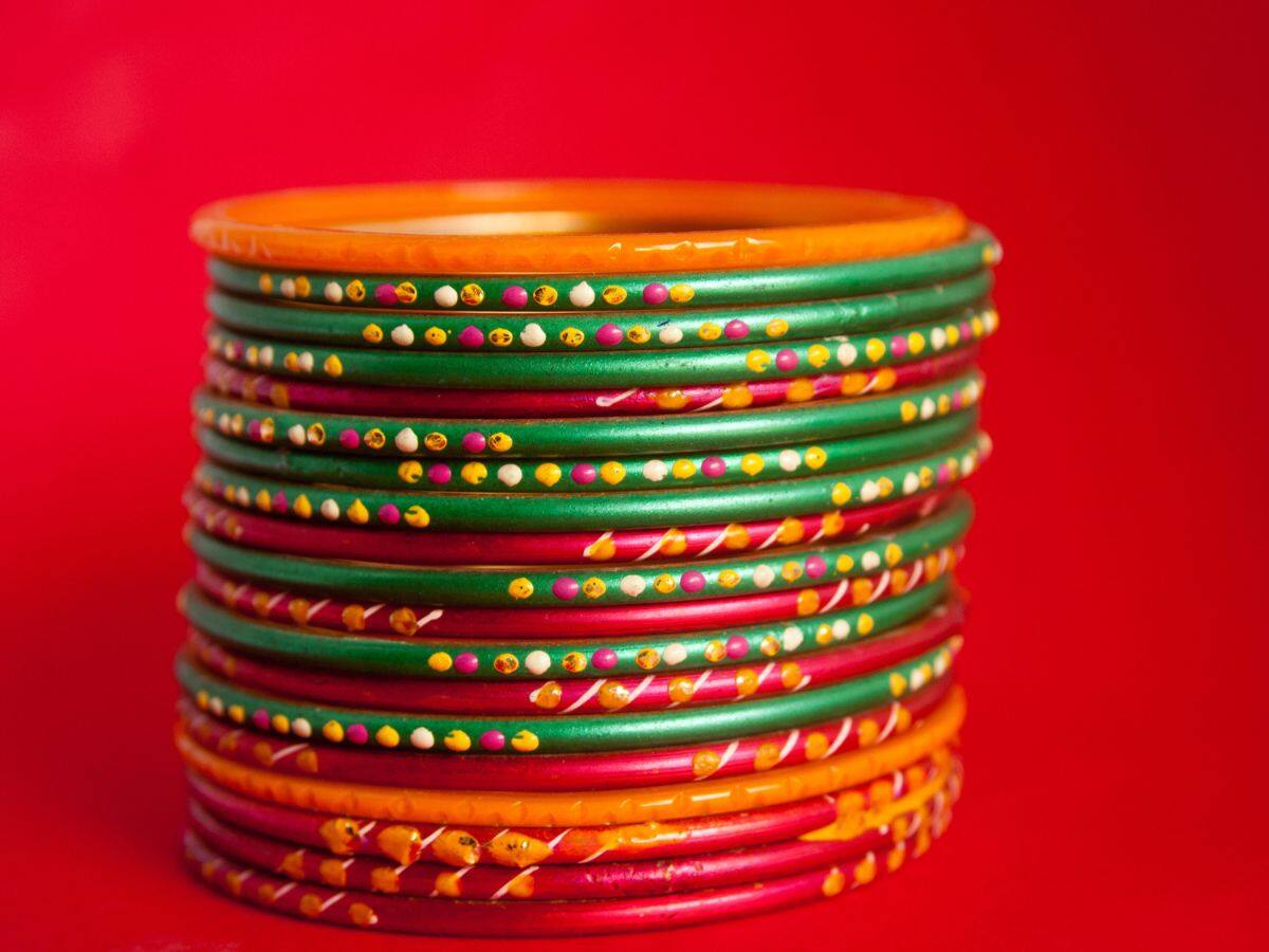 Sawan 2023: শ্রাবণ মাসে কেন পরা হয় সবুজ চুড়ি...? পরলে কী পরিবর্তন ...