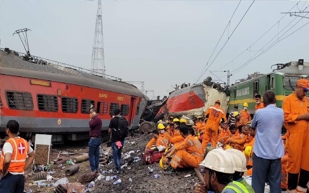 Coromandel Express Accident | হাত-পা ছিটকে পড়েছে চারিদিকে, দলা পাকানো ...