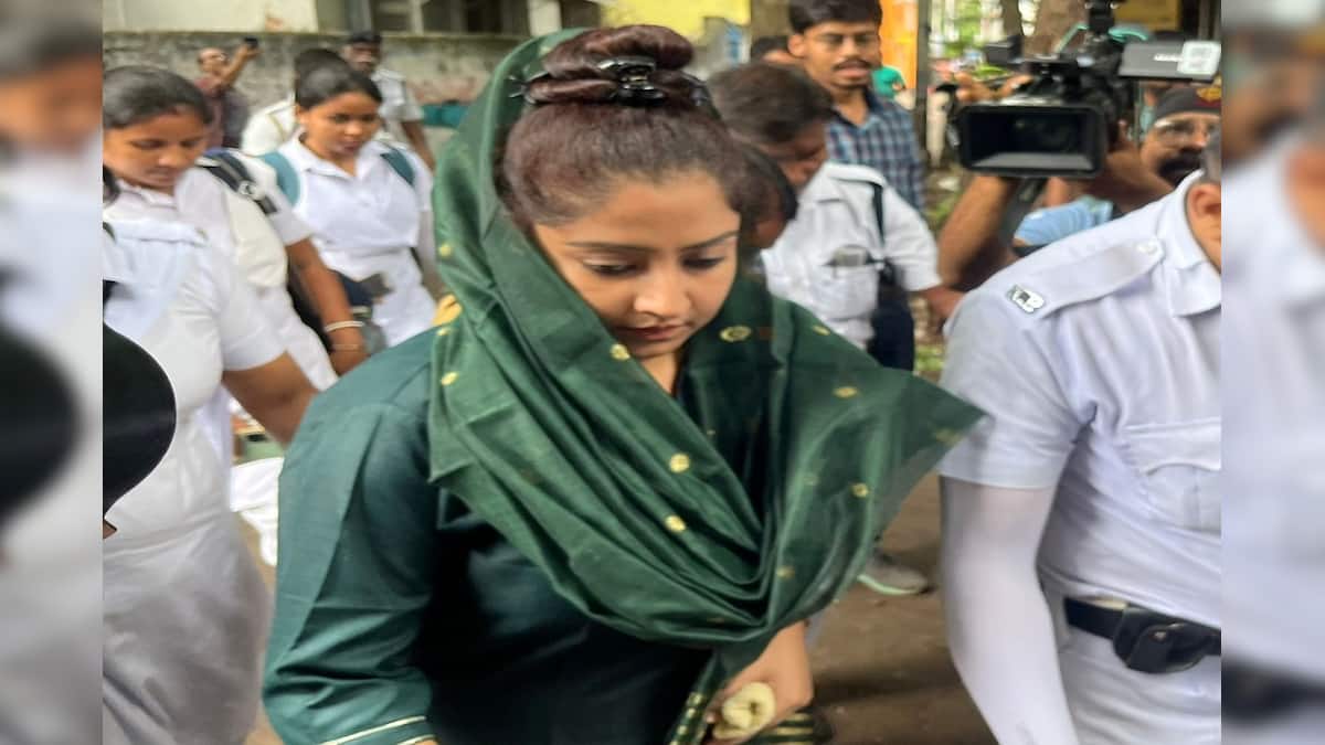 debjani Mukherjee: ১০ বছর পর ছ’ঘণ্টার জন্য বাড়ি! অসুস্থ মাকে দেখতে এসে ...