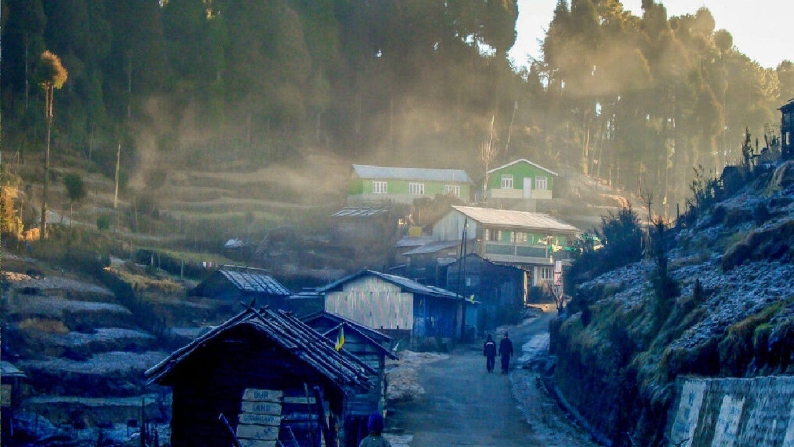 Darjeeling Offbeat Destination | পাইনে ঘেরা ছোট্ট গ্রাম, ঘরে ঢোকে মেঘের ...