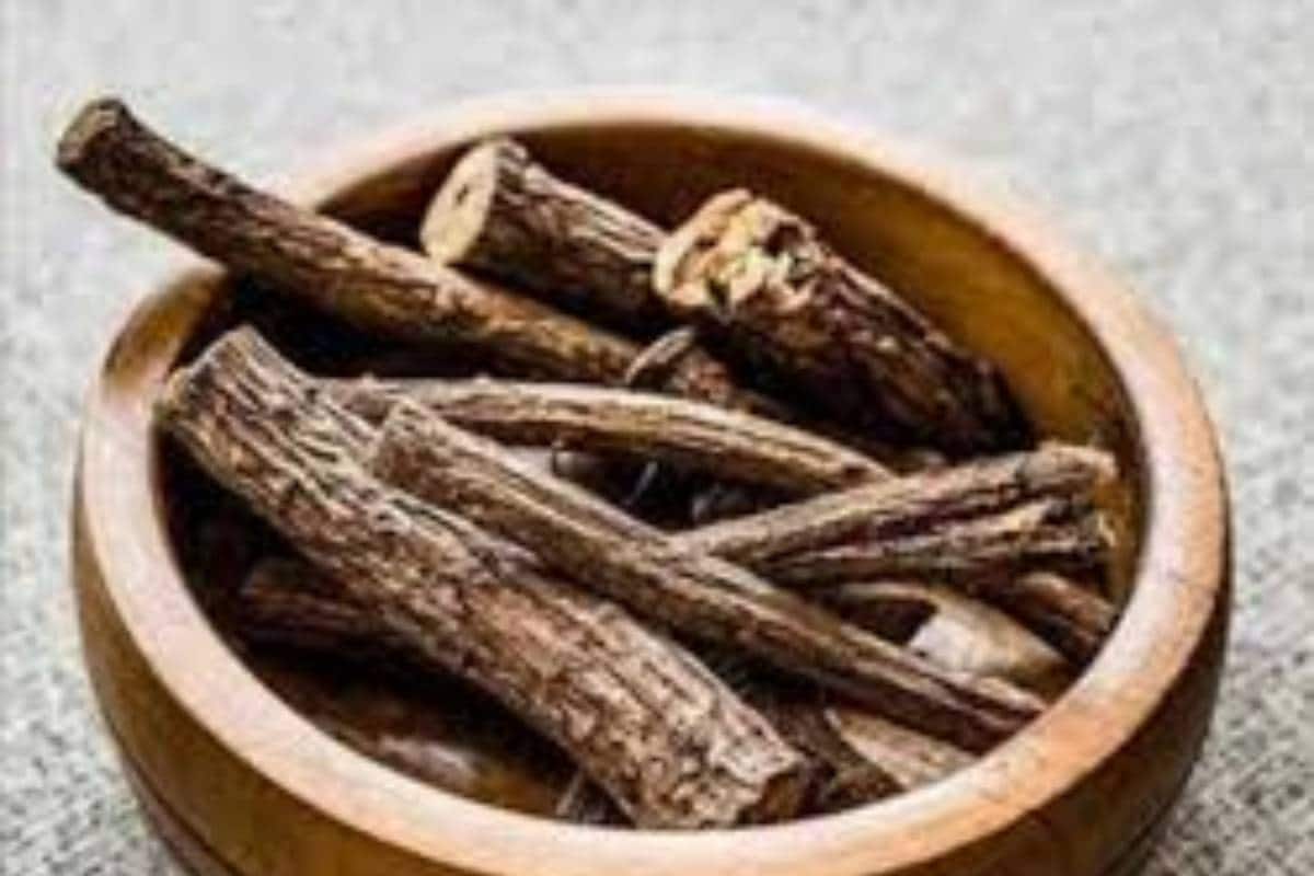 Yashtimadhu Benefits: বর্ষায় শারীরিক সমস্যার সেরা টোটকা যষ্টিমধু! জেনে ...