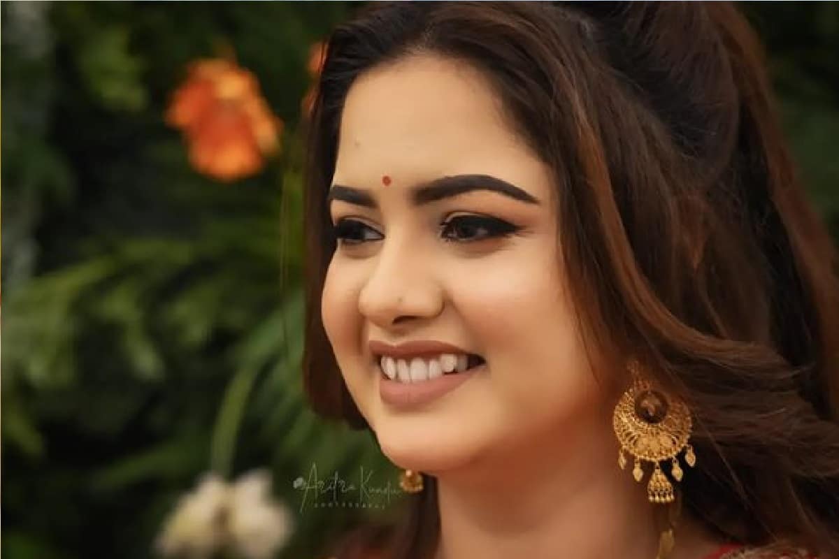 Tollywood Actress Marriage | টুকটুকে লাল শাড়ি, গা ভর্তি সোনার গয়না ...