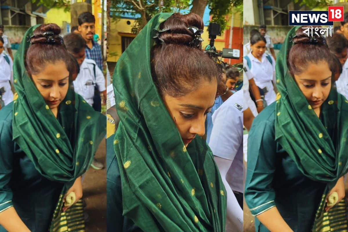 Debjani Mukherjee Returns Home: চোখে কাজল, উঁচু করে বাঁধা খোঁপা, বটল ...