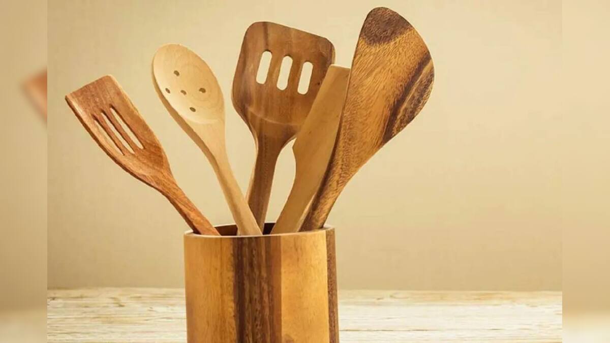 Wooden Utensils: বাড়িতে থাকা এই ২ উপাদানে কাঠের বাসন পরিষ্কার হবে এক ...