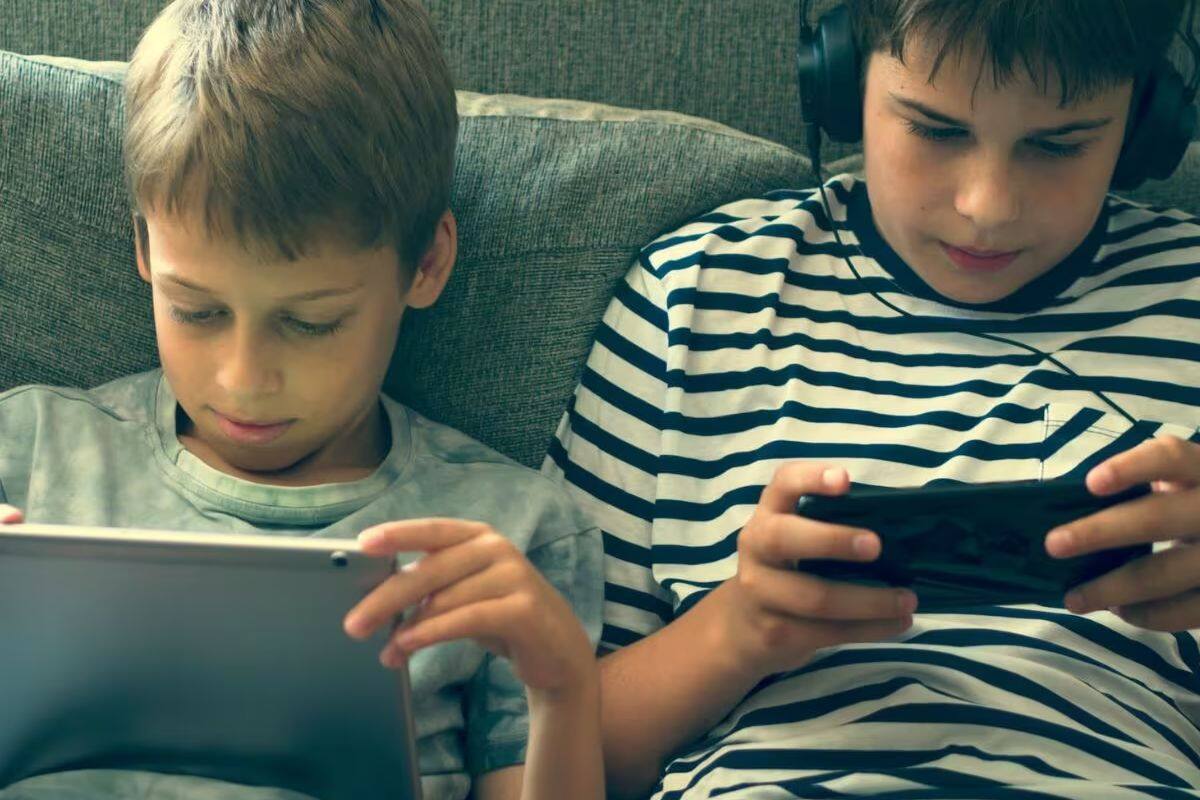 Parenting Tips: সব সময় ফোনেই ডুবে আছে সন্তান? কোনও কথাই শুনছে না? কী ...