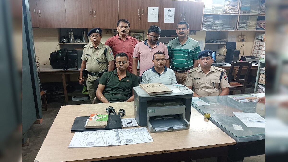 Indian Railways ব্যক্তিগত আইডি থেকে রেলের টিকিট কেটে কী হচ্ছিল বেহালায় বিরাট অপারেশন পুলিশের