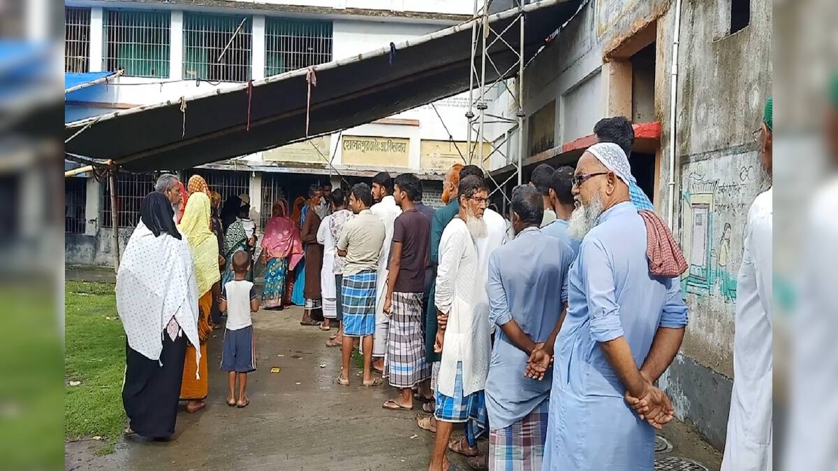 long line of voters outside polling station in Minakhan defies ...