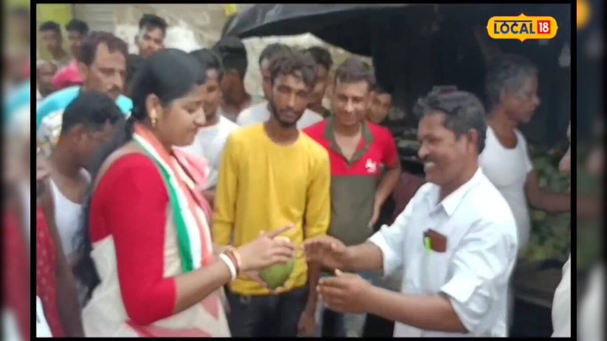 TMC leader serves coconut to Koustav Bagchi, ভোট প্রচারে আসা কৌস্তভ বাগচিকে ডাব খাওয়ালেন তৃণমূল ...