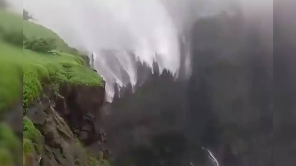 Reverse Waterfall: অবাক জলপ্রপাত! পাহাড় থেকে নীচে না নেমে উপরে যাচ্ছে ...