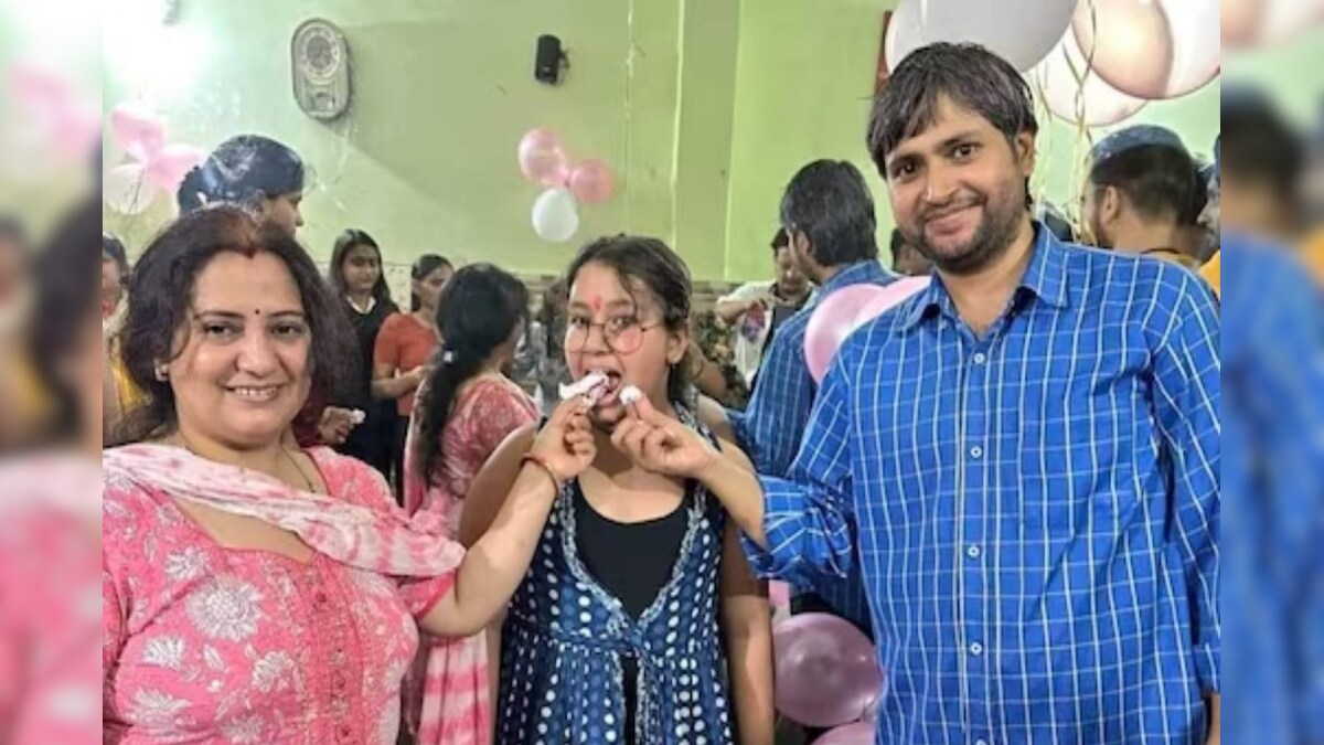 Happy Periods হ্যাপি পিরিয়ডস অচলায়তন ভেঙে কিশোরী কন্যার প্রথম