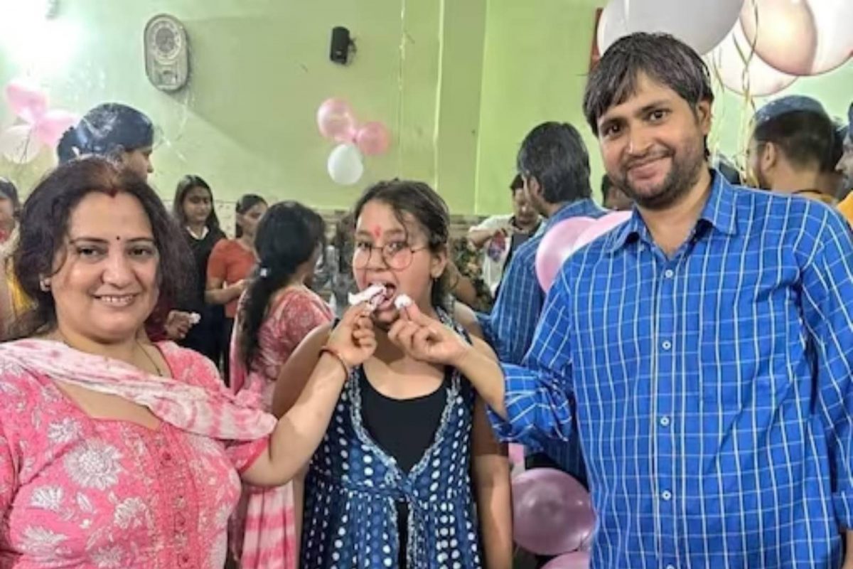 Happy Periods হ্যাপি পিরিয়ডস অচলায়তন ভেঙে কিশোরী কন্যার প্রথম