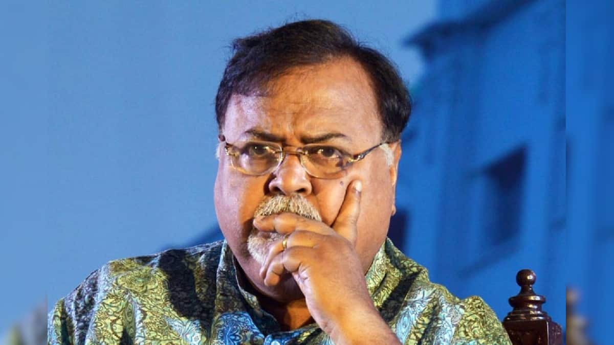 Partha Chatterjee তিনি দলের 'পাশে', সেই পার্থকেই পুরোপুরি মুছে ফেলল ...