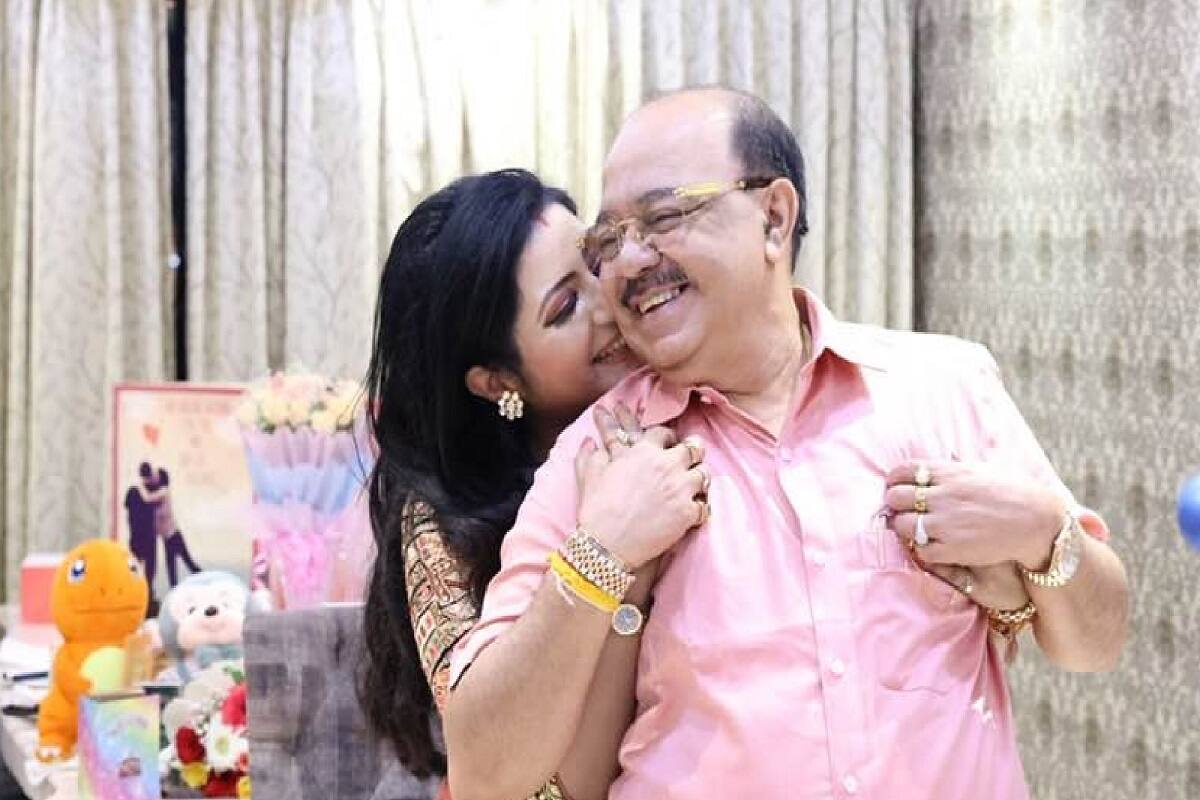 Sovan Chatterjee Birthday | খুনসুটি, আলতো চুমু...! সোহাগে-আদরে শোভনের জন্মদিন পালন বৈশাখীর ...