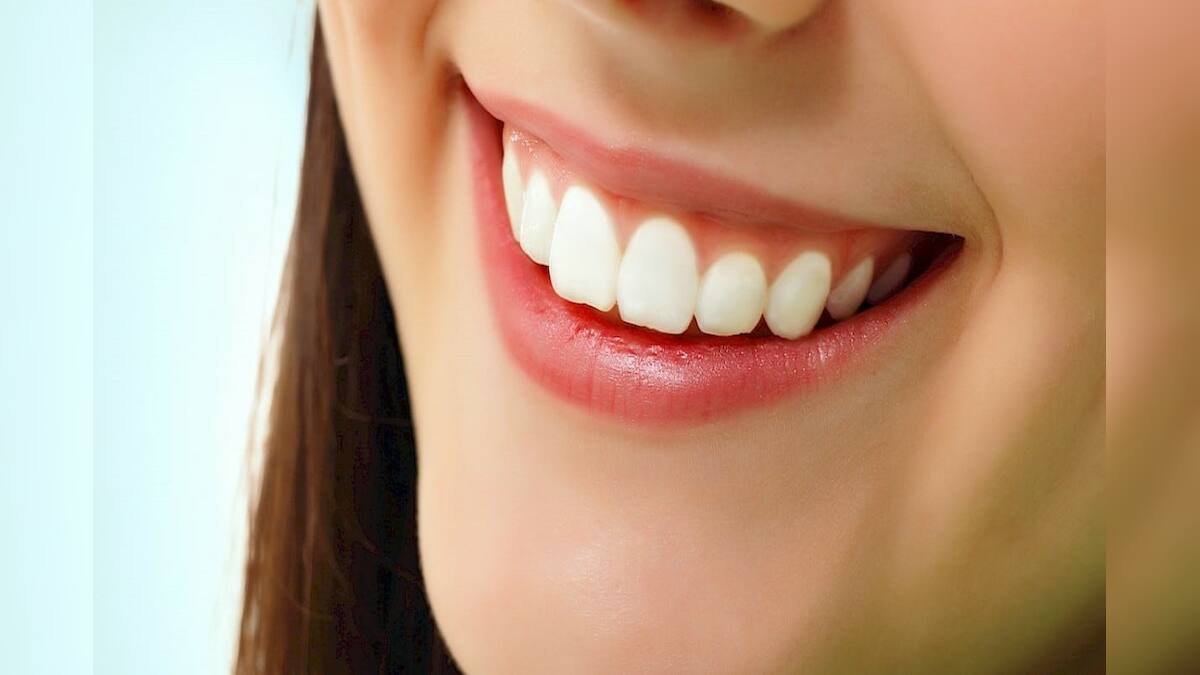 Tooth Colour: মুক্তোর মতো সাদা দাঁত কি আদৌ স্বাস্থ্যকর? বিশেষজ্ঞের মতে ...