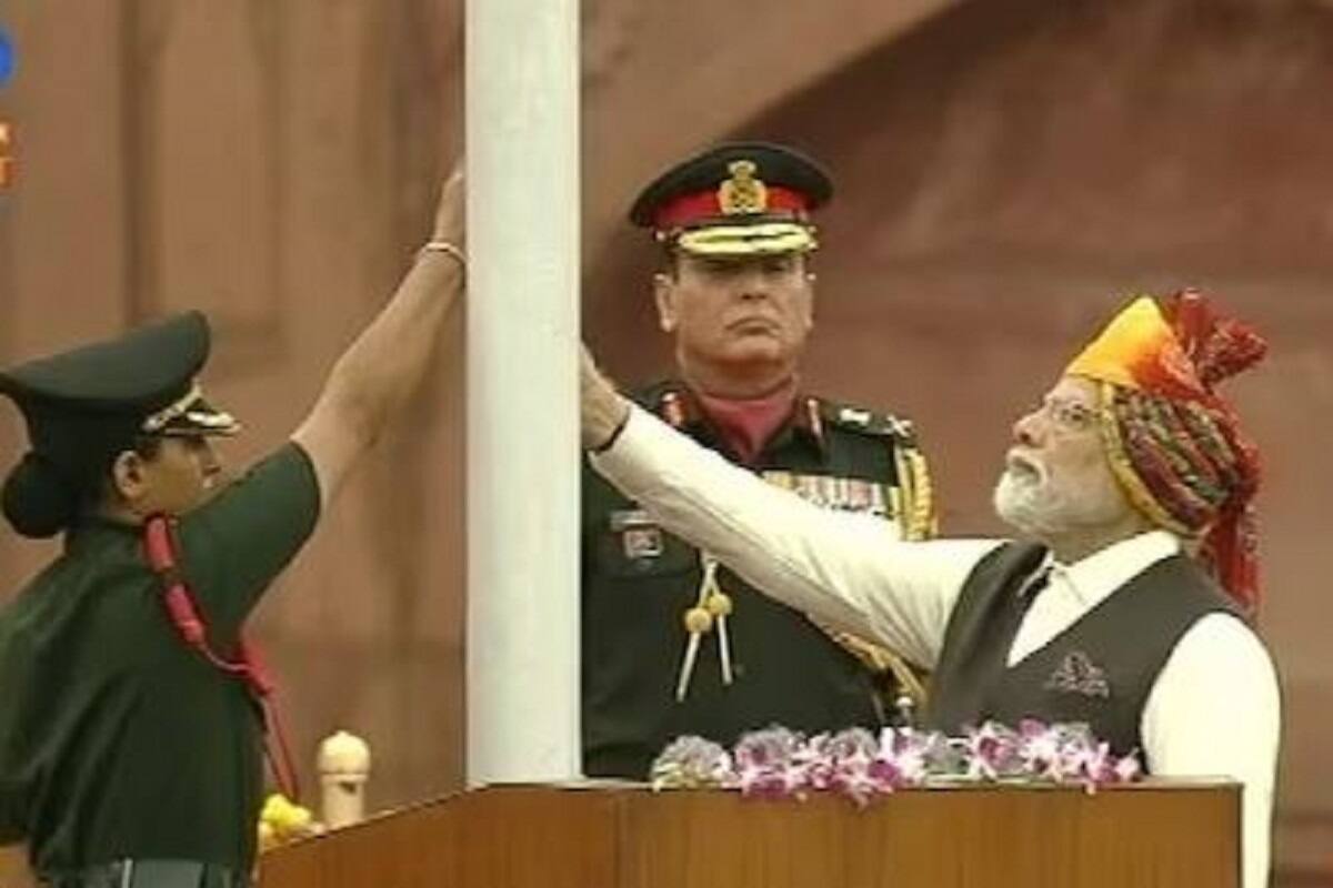 জাতীয় পতাকা উত্তোলনে মোদিকে সাহায্য করলেন দুই মহিলা সেনা অফিসার, জানেন তাঁদের পরিচয়? two ...