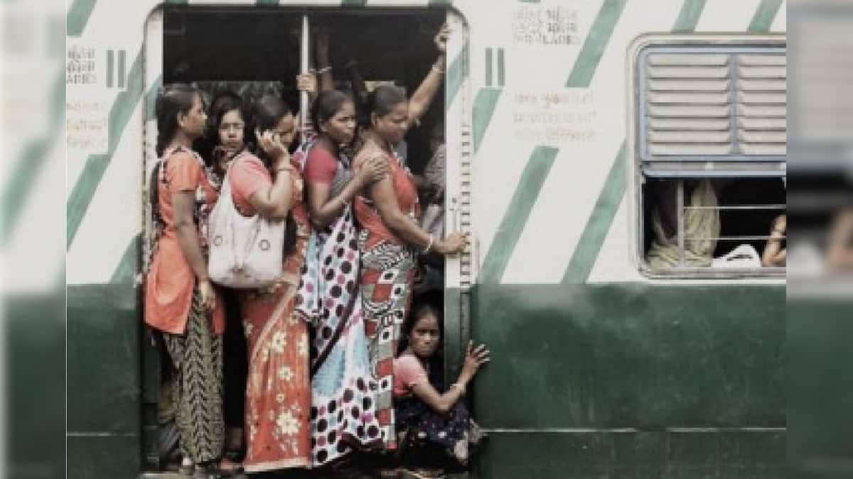 Bongaon Local | ভরসন্ধ্যায় ভিড়ে ঠাসা বনগাঁ লোকাল ফোঁসফোঁস করছে সাপ ...