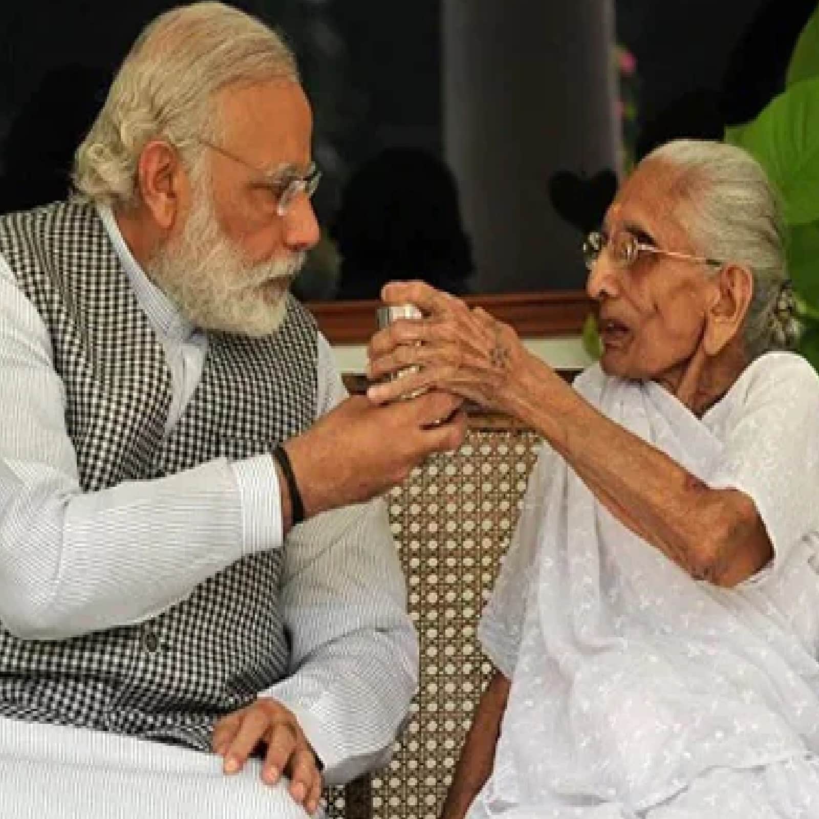 Pm Modi sister vasantiben seen with yogi adityanath sister sashi devi ...