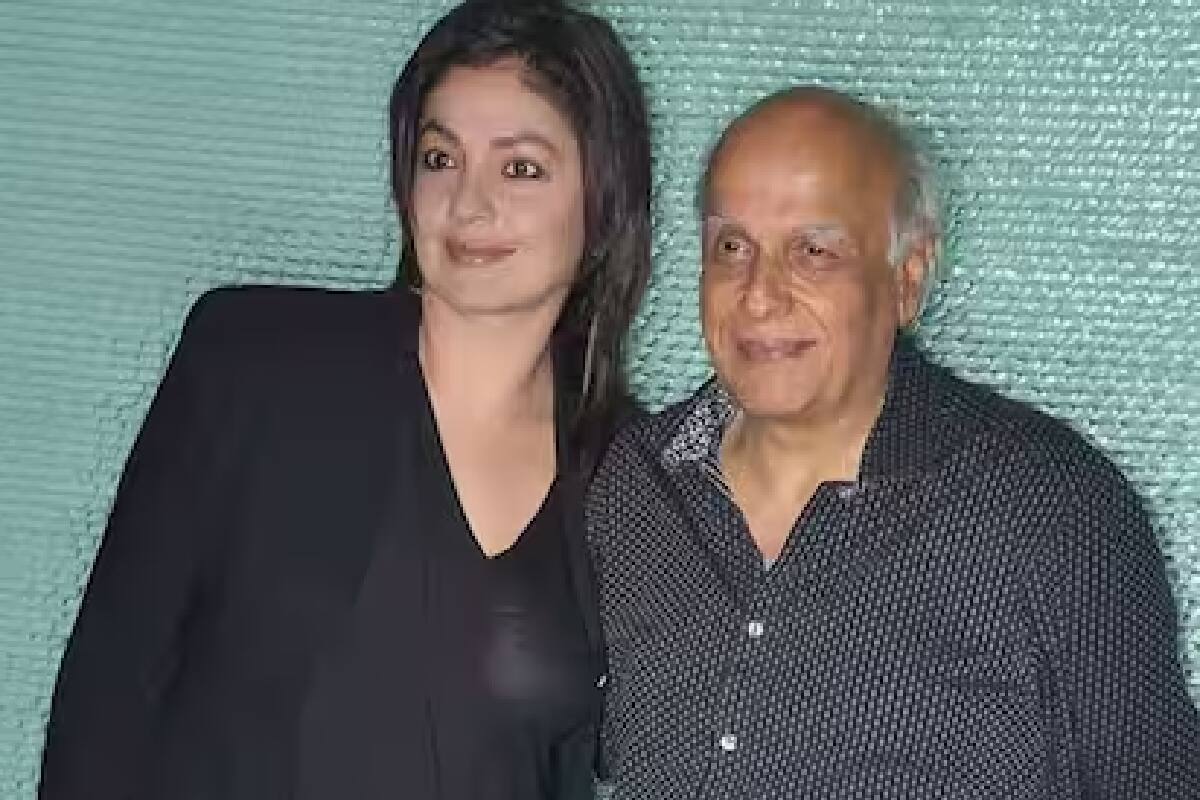 Pooja Bhatt Mahesh Bhatt Lip Kiss : মহেশের কোলে বসে চুম্বন পূজার! বাবা ...