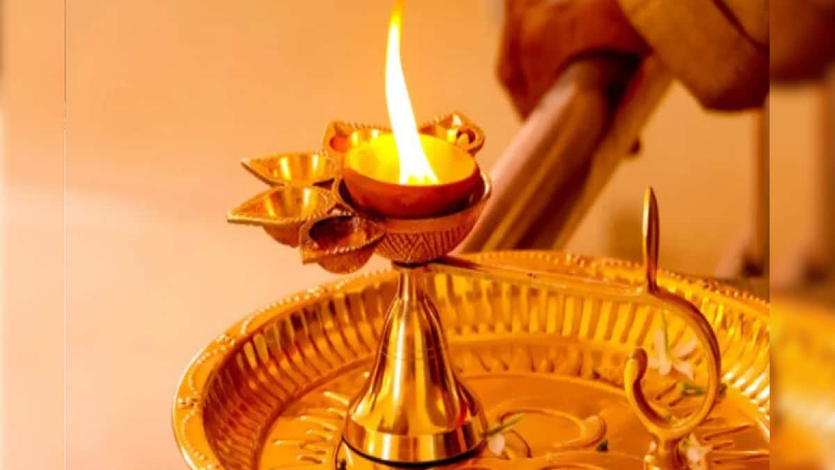 Puja Rituals | গোলগোল ঘোরালেই হয় না! পুজোয় আরতির রয়েছে বিশেষ নিয়ম ...