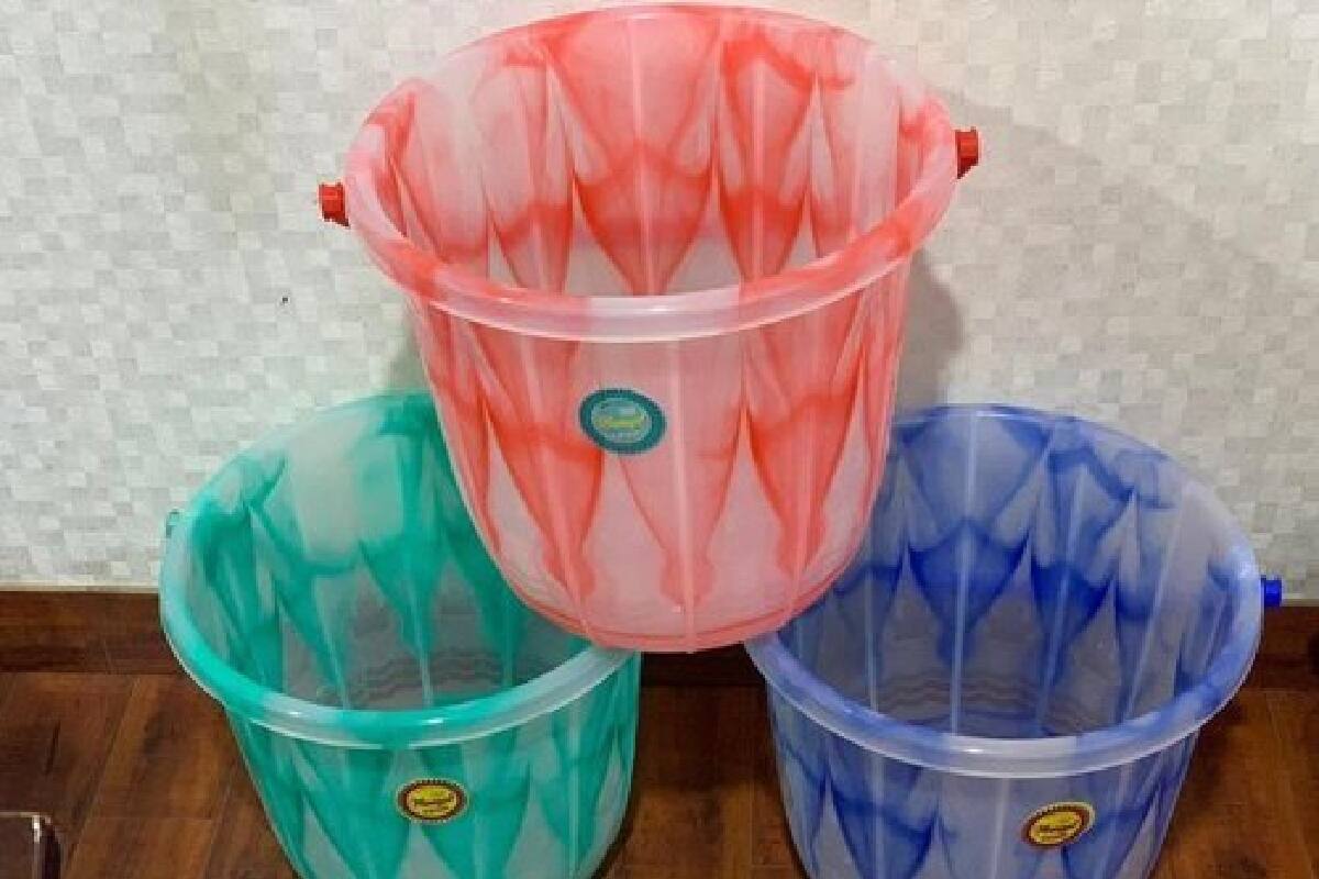Vastu Tips For Bucket: বাথরুমে এই রঙের বালতি রেখেছেন? বড় ক্ষতি থেকে ...