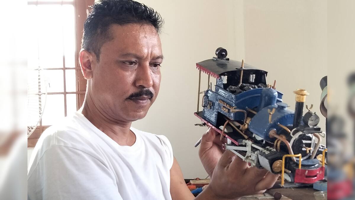 Sanjeev making toy train models for 23 years Siliguri News: দীর্ঘ ২৩ ...