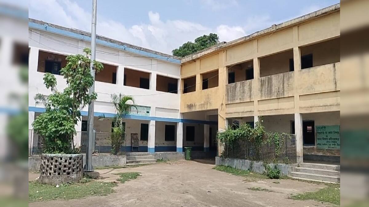 গঙ্গার ভাঙনে তলিয়ে যাওয়ার মুখে মালদহের রতুয়ার প্রাচীন স্কুল | River ...