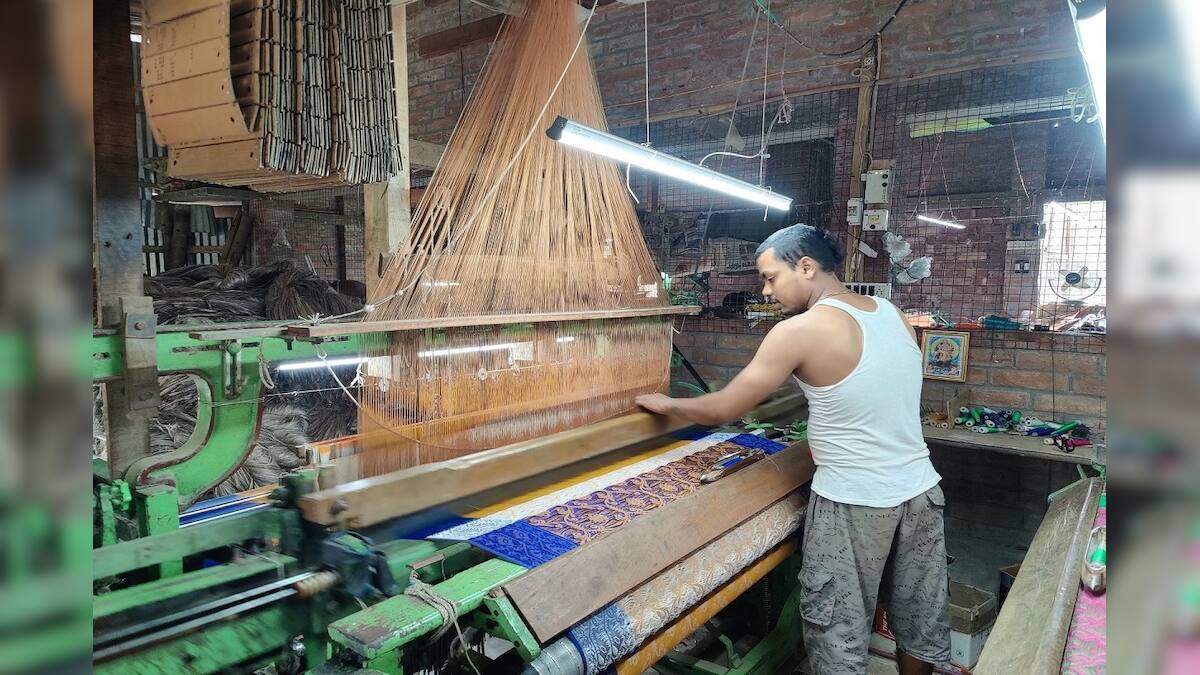 হস্তচালিত তাঁত শিল্পীরা জীবিকার তাগিদে এখন দিনমজুরের কাজ করছেন ...