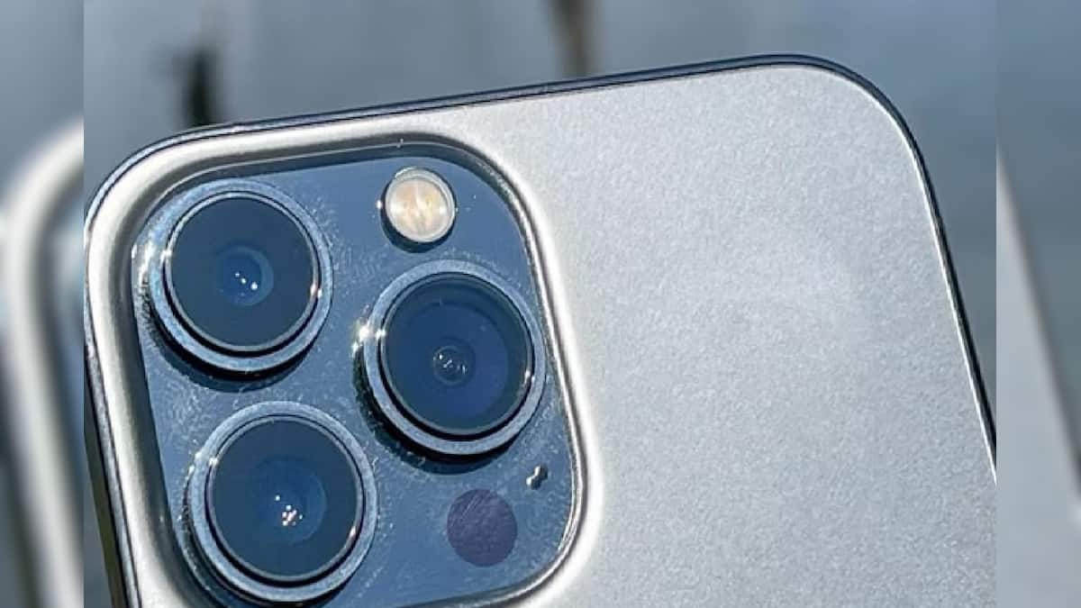 why smartphone back camera always on the left side, কেন স্মার্টফোনের ...