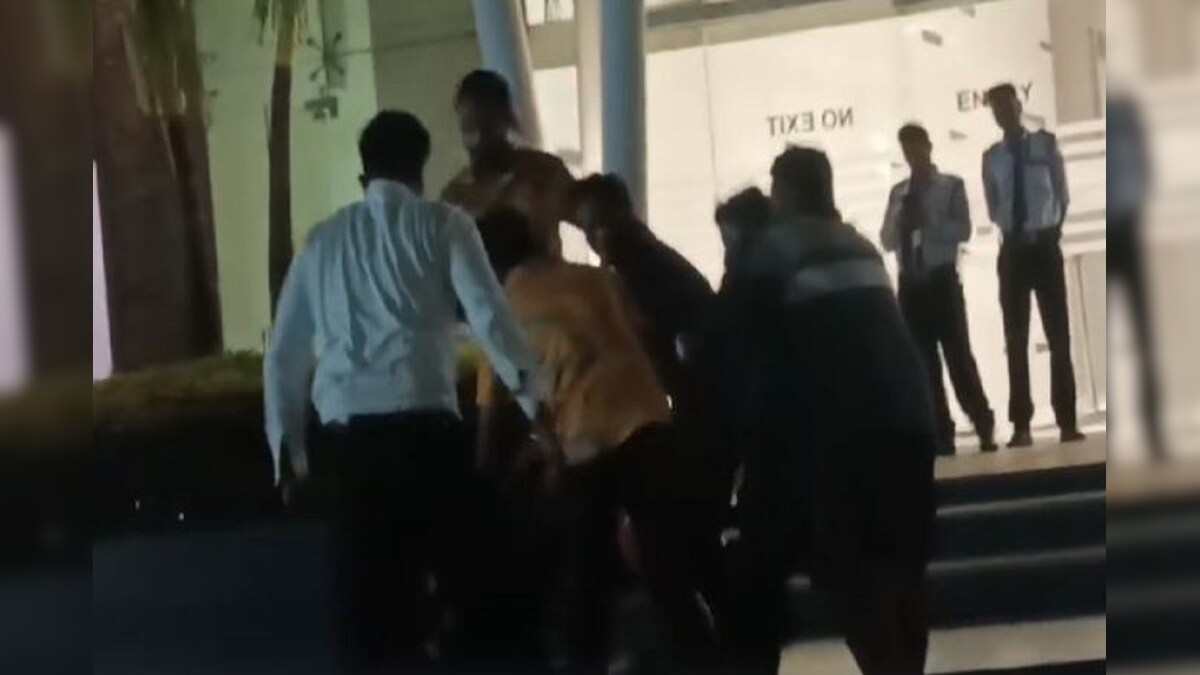 Viral Video গলা পর্যন্ত মদ খেয়ে একী করল যুবক কলকাতার নাইট ক্লাবের