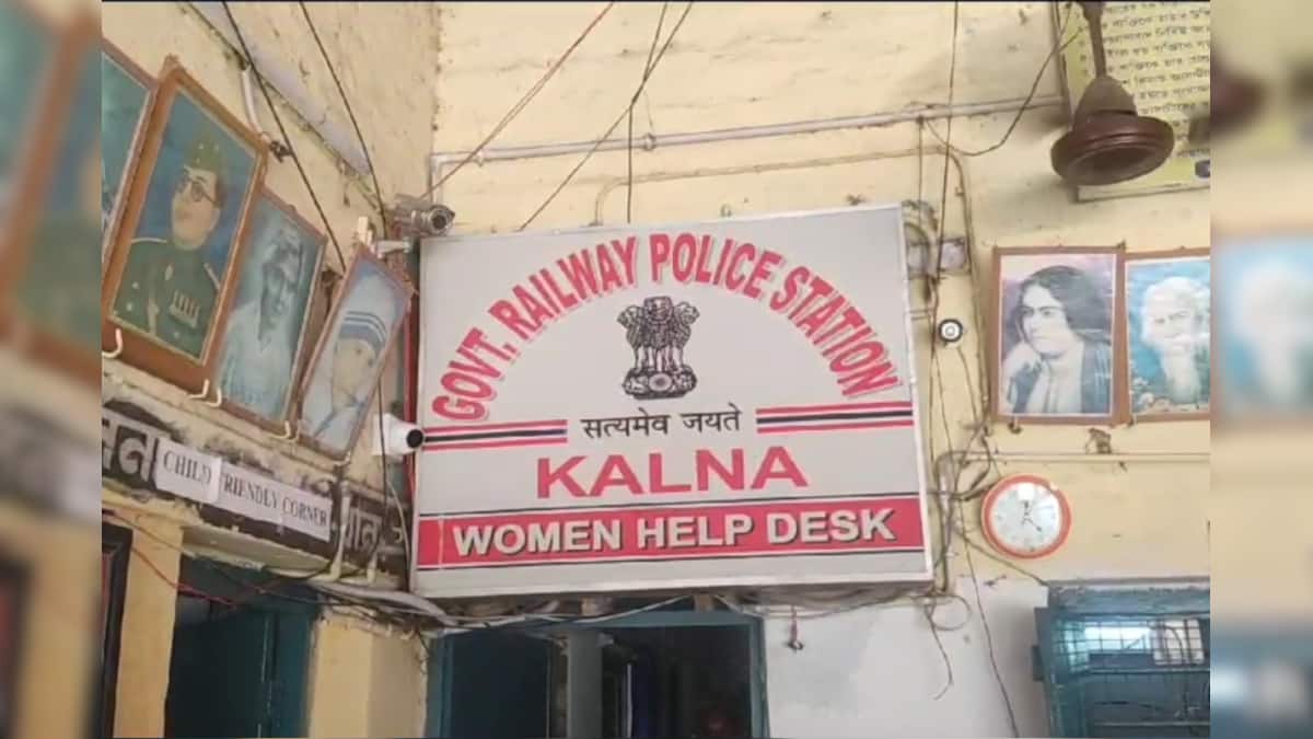 প্রসব বেদনা ওঠায় কালনা স্টেশন থেকে মহিলাকে হাসপাতালে নিয়ে গিয়ে ভর্তি ...